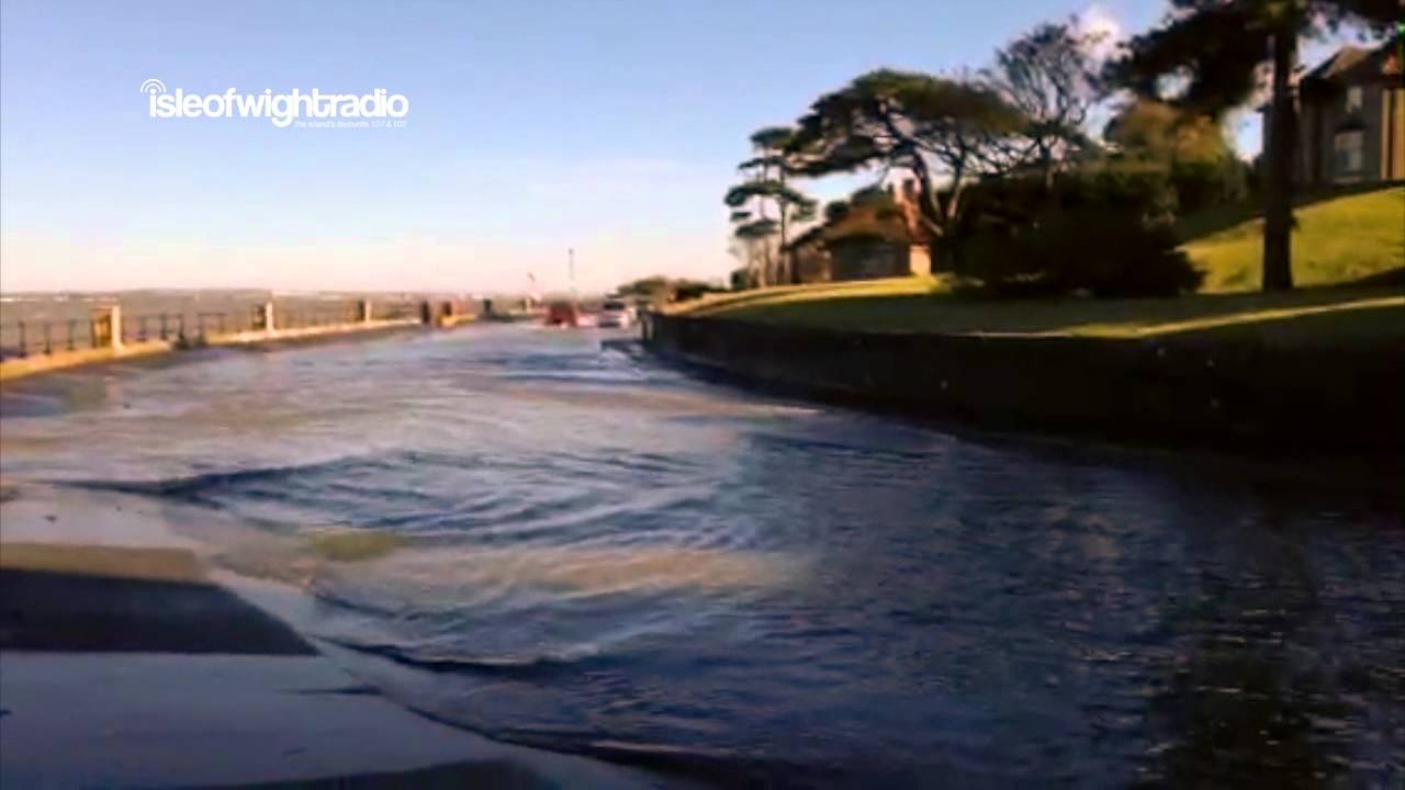 Flooding in Cowes - YouTube