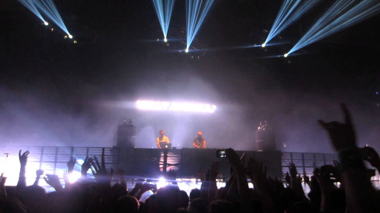 Above & Beyond - Walter White (Live) ABGT 050 - YouTube