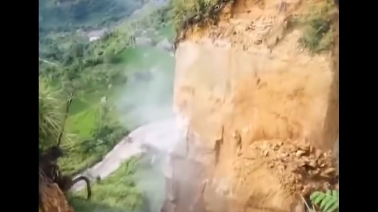 A falling mountain chunk causes landslide - YouTube