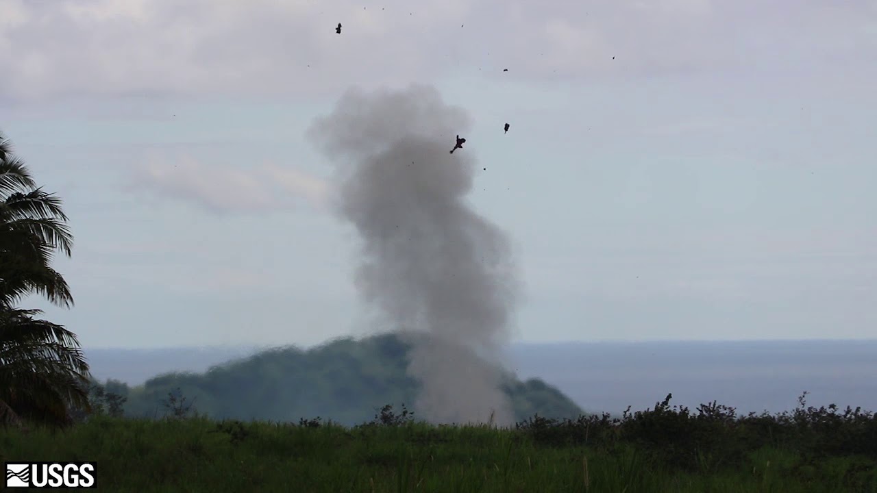 Kīlauea Volcano — Small Explosions (Fissure 17) - YouTube