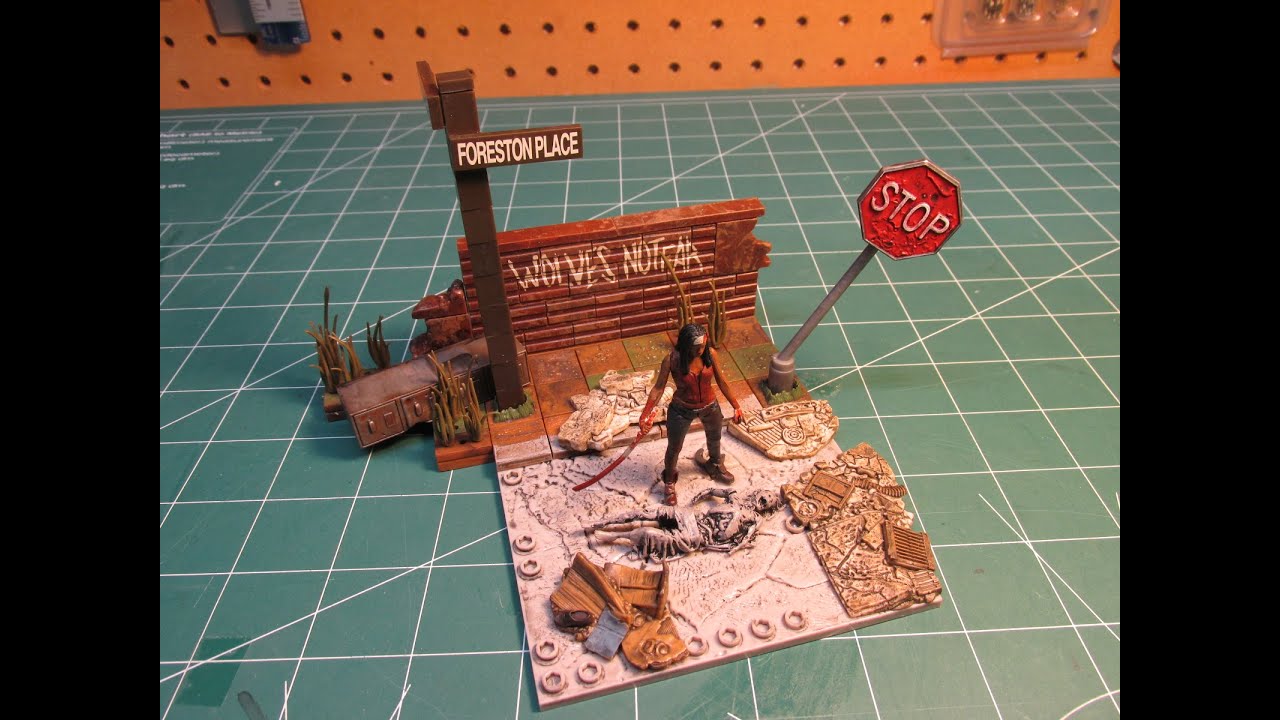 The Walking Dead Michonne Wolves Not Far Construction Set Review - YouTube