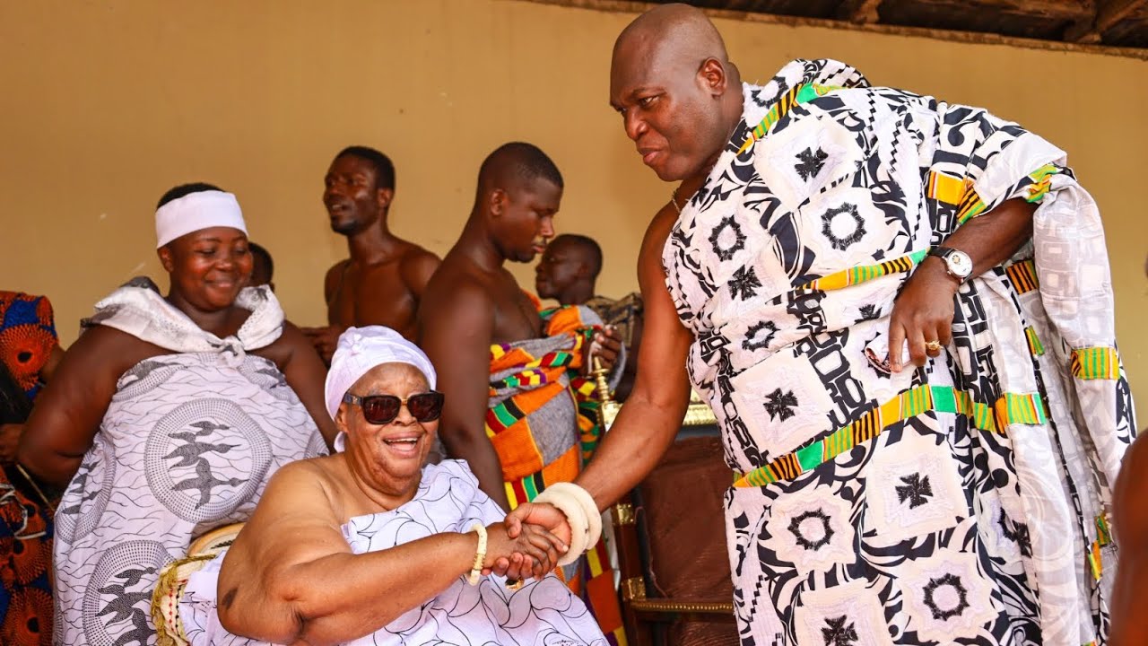 HRM NANA AFRAKOMA II, Akwamuhemea enjoying "Aprede". - YouTube