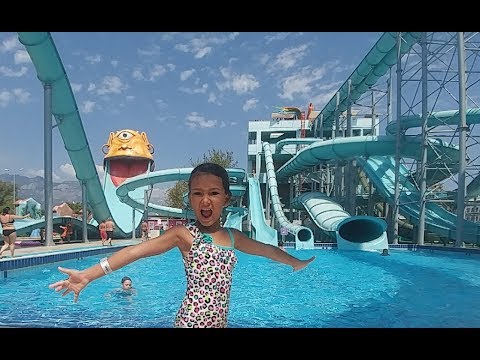 Dolusupark aqua park büyük kaydıraklarda kayma vakti, eğlenceli çocuk videosu