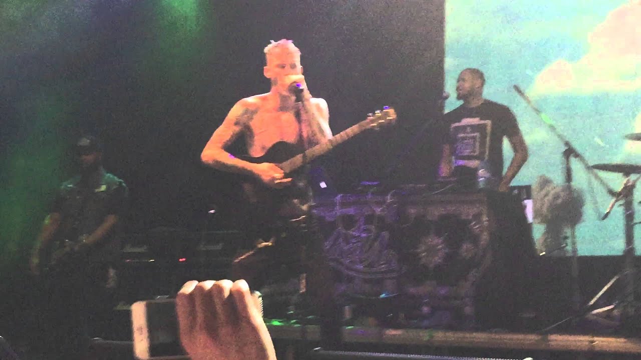 Machine Gun Kelly - Little More (Live, Moscow, 2015) - YouTube
