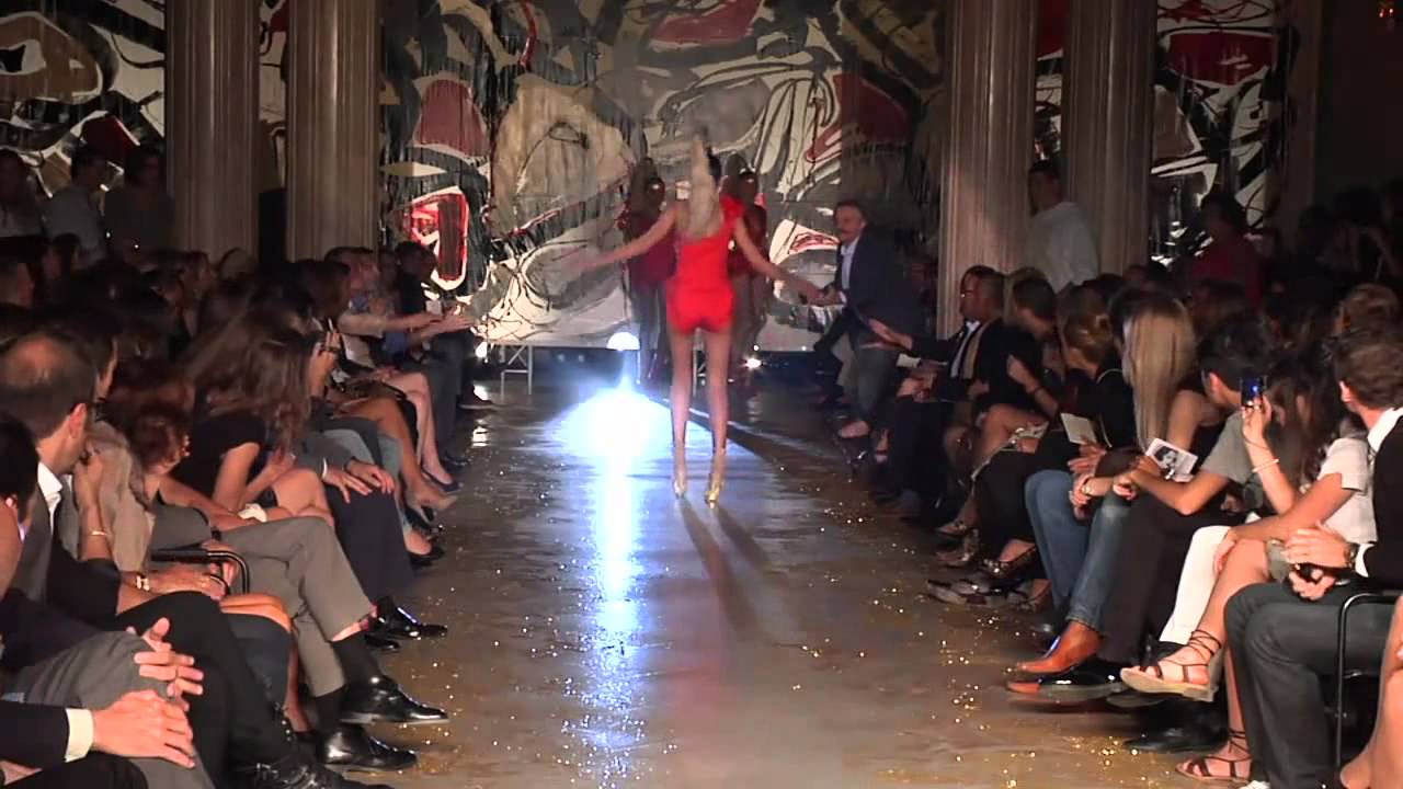 Model falls rubber ankles - YouTube