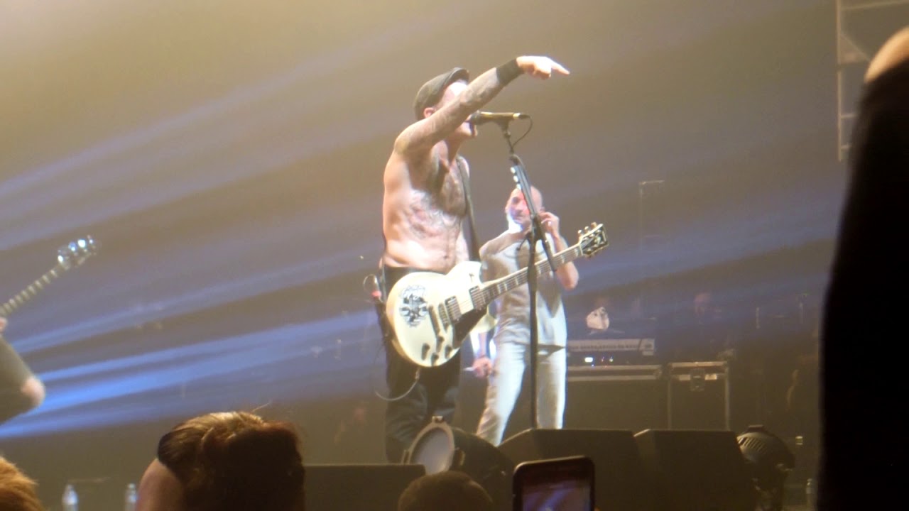 Tagada Jones- Paris- Zénith - 02/11/19 Part # 5 Mort aux Cons. Feat ...