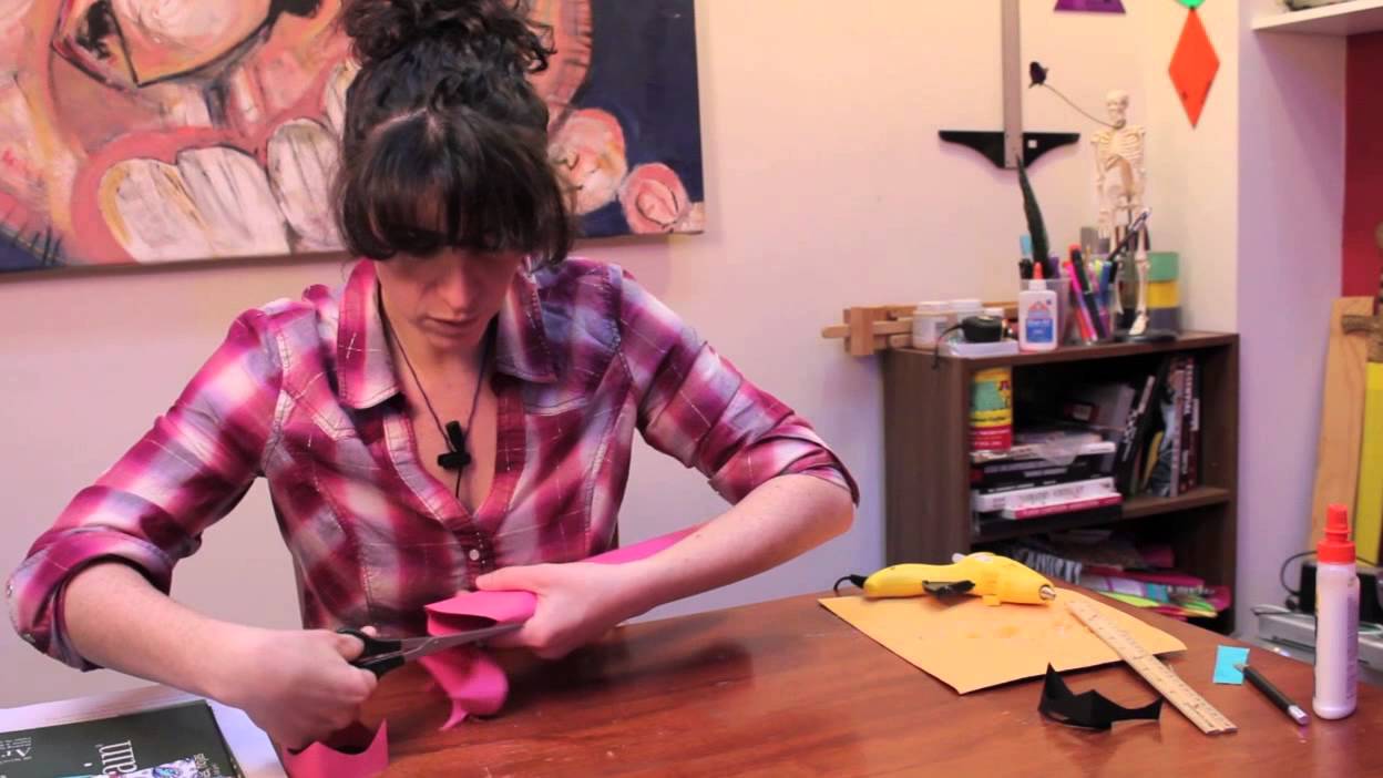 How to Make Ridges on the End of Paper : Arts & Crafts - YouTube