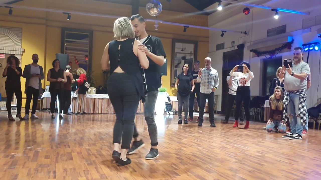 Jonathan y Pilar Kizpiration (Kizomba) - YouTube