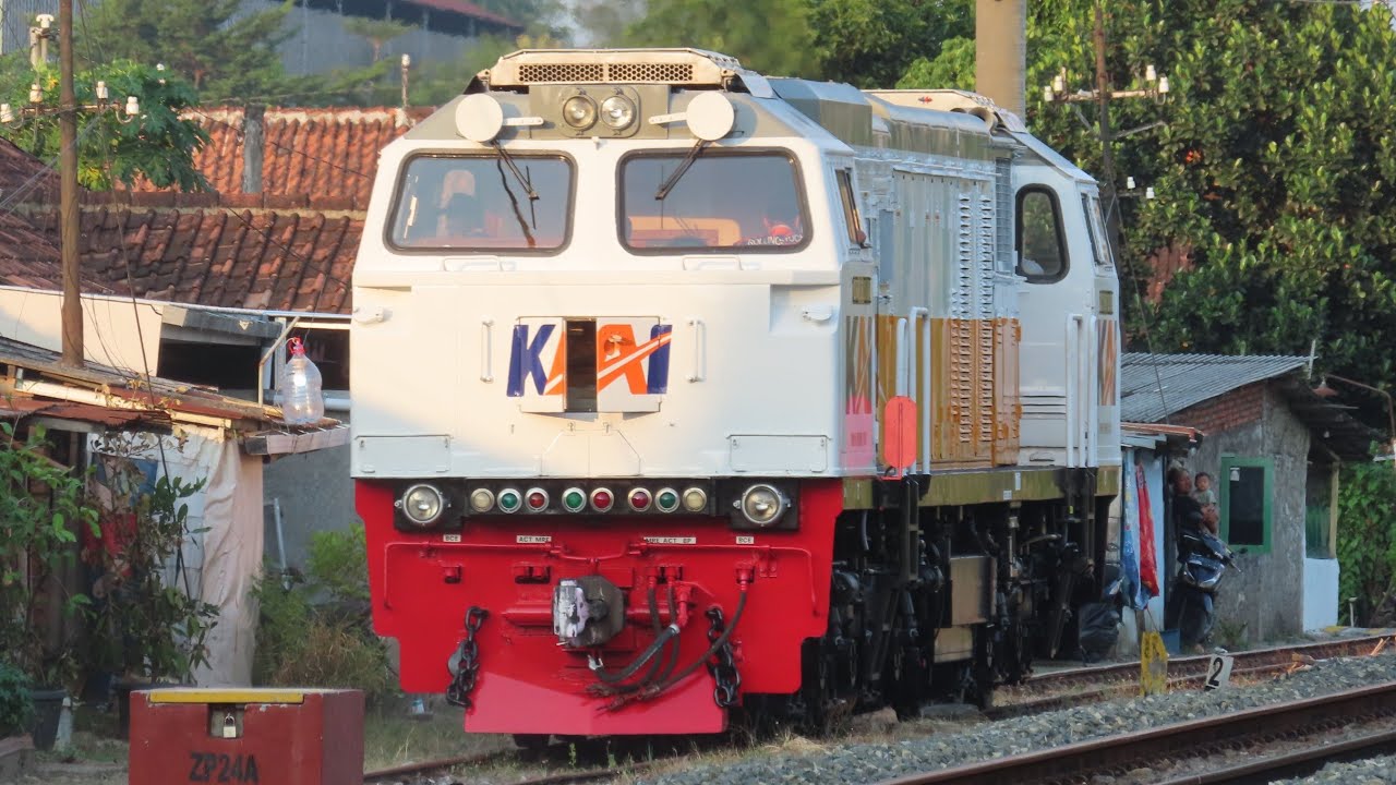 INOVASI TERBARU KAI | MASINIS TAK KEPANASAN LAGI ! LOKOMOTIF CC 206 INI FULL DIPASANGKAN AC ...