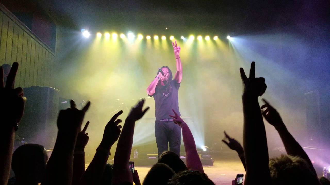 Lupe Fiasco - "The Show Goes On" Live - YouTube