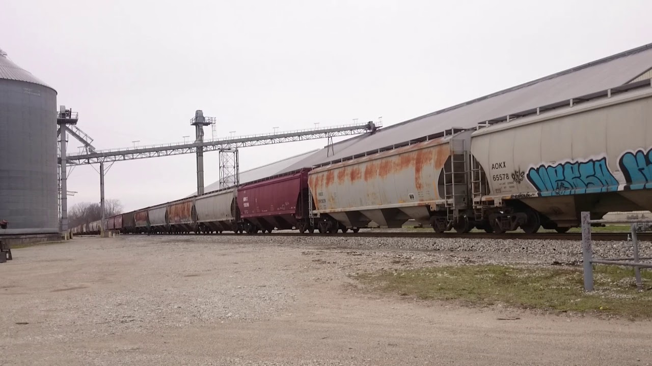 LIRC empty grain train arriving at Kokomo Grain Co - YouTube