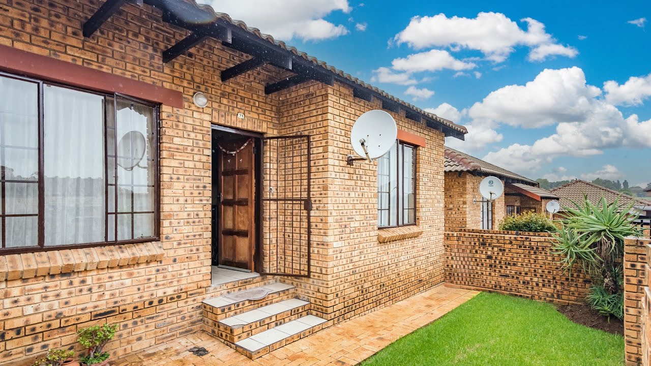 R750,000 | 2 Bedroom Townhouse For Sale in Honeydew Manor | Harcourts ...