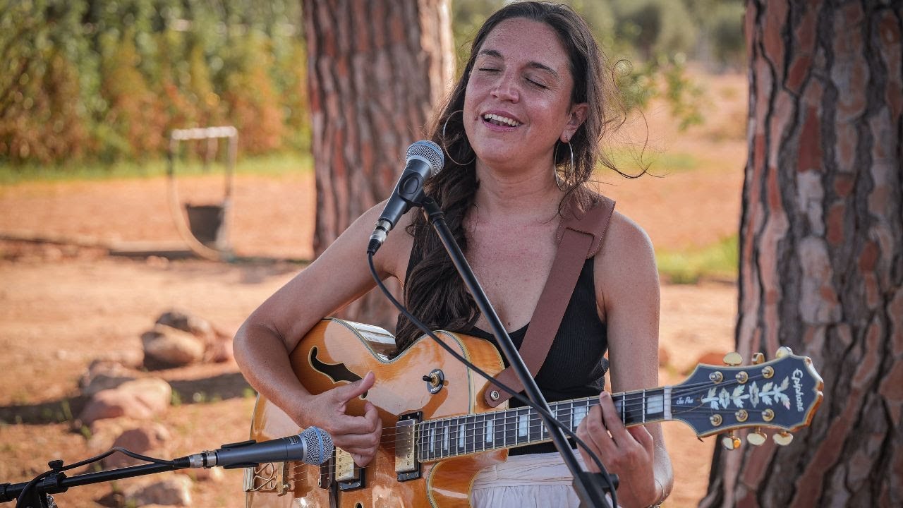 Laura Morillo Victorero - Live Session (Canción por los Caminos) - YouTube