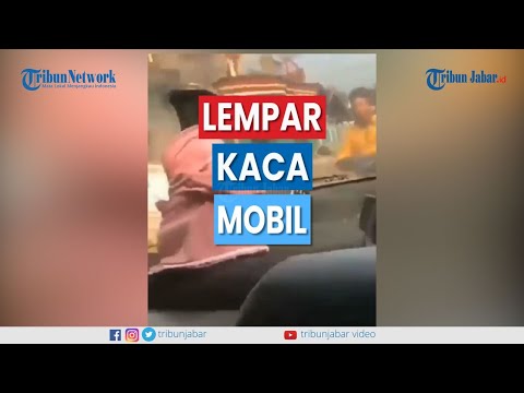 VIRAL Awalnya Senggolan, Pemotor Lempar Batu Nancap di Kaca Belakang Mobil, Balita Ketakutan