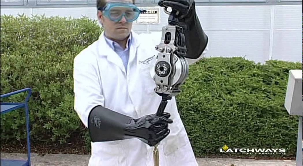 Latchways SRL Fallskyddsblock test av taksäkerhetsutrustning - YouTube