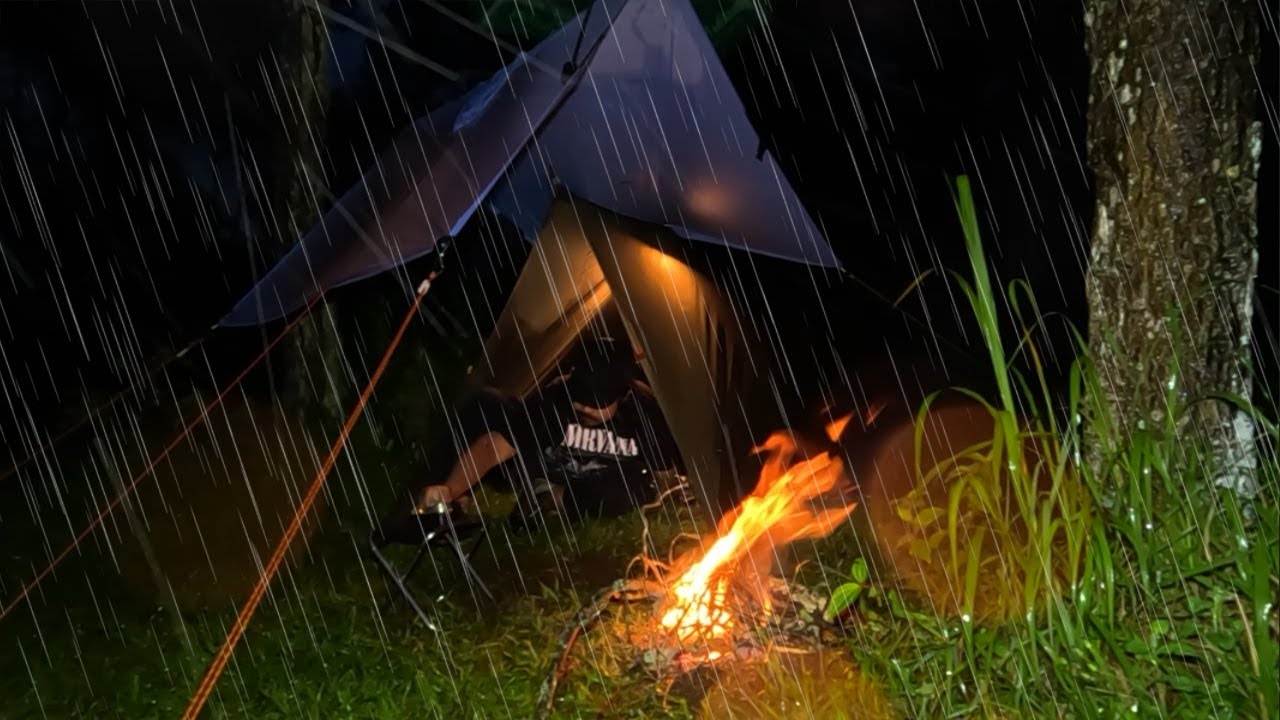 SOLO CAMPING IN HEAVY RAIN AND THUNDER - ENJOY A BONFIRE UNDER THE ...