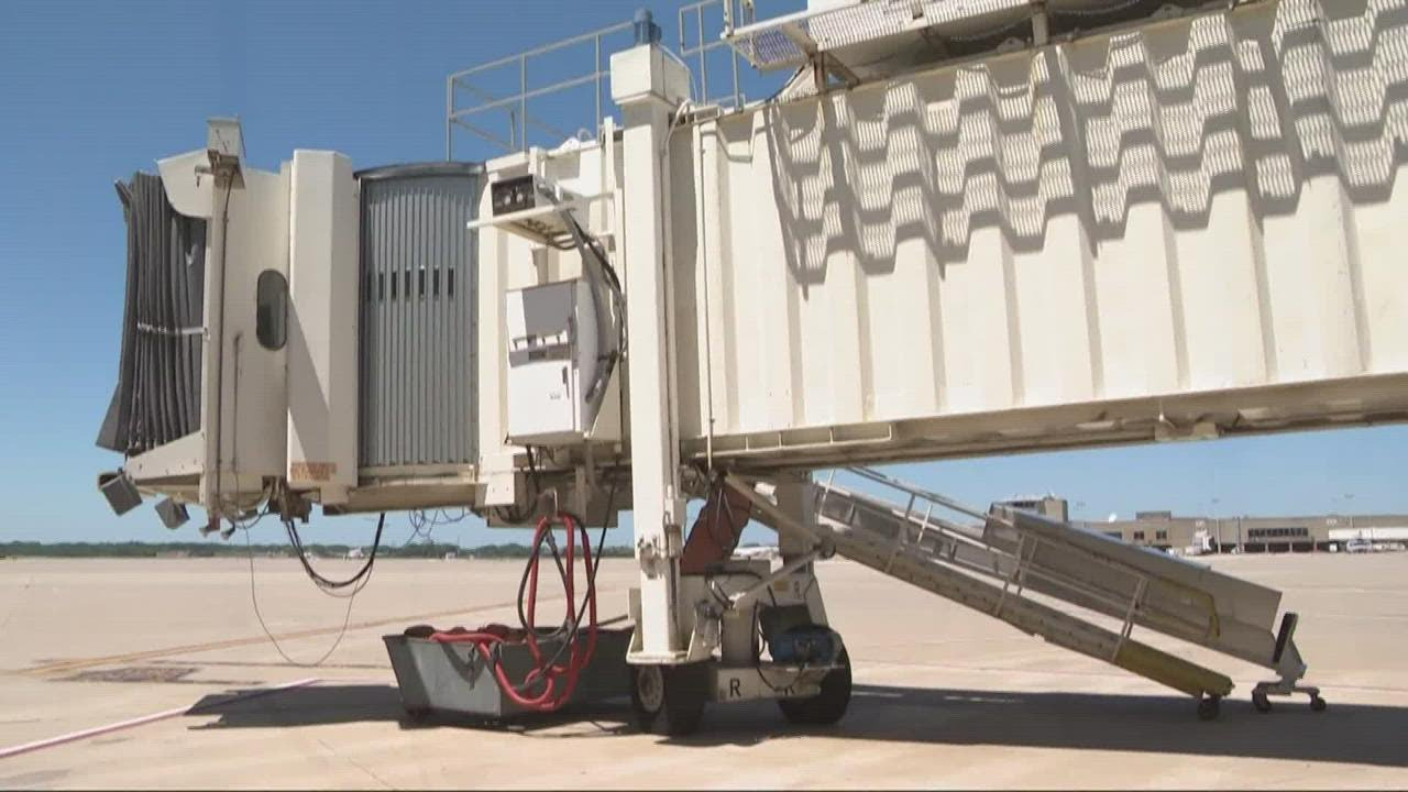 Jet bridges at Cleveland Hopkins Airport need to be replaced - YouTube