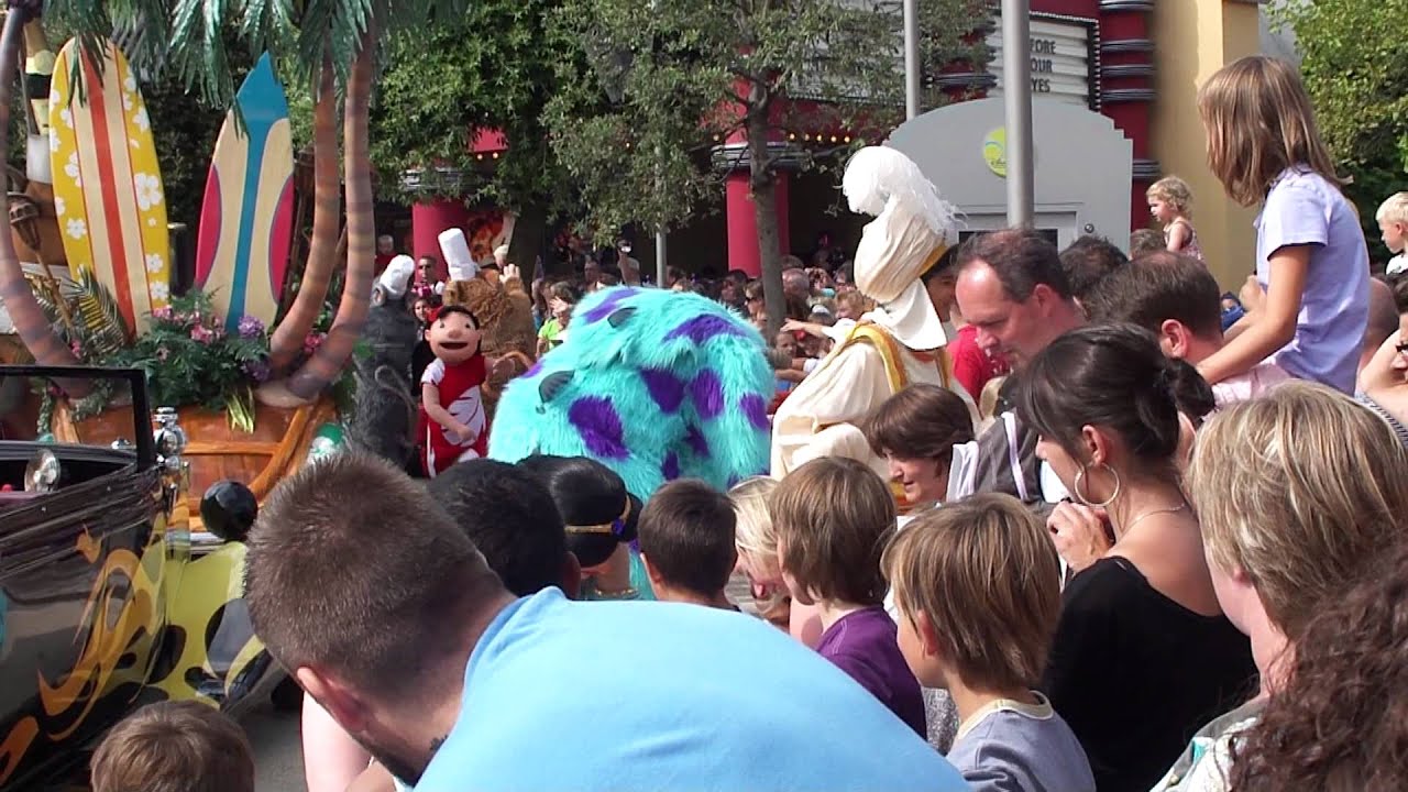 Stars and Cars Parade - Aladdin, Jasmine, and others (Disneyland Paris ...