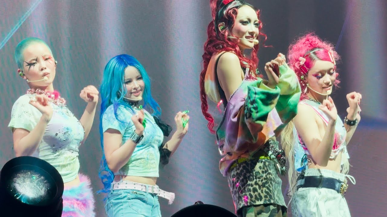 241021 ’LEFT RIGHT’ XG - World Tour ‘The First Howl ’ - Chicago, IL ...