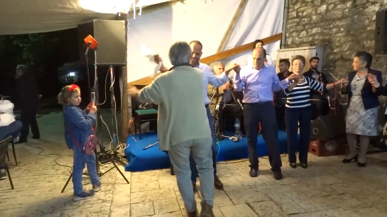 ΣΥΓΚΡ ΔΑΛΙΑΝΗ ΕΚΔΗΛΩΣΗ ΣΤΑ ΦΙΛΙΑ ''ΣΤΗ ΖΗΡΙΑ ΒΓΑΙΝ' ΕΝΑΣ ΚΑΠΝΟΣ'' τραγ ...