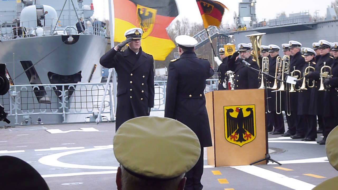 Meldung an den Kommandanten - YouTube
