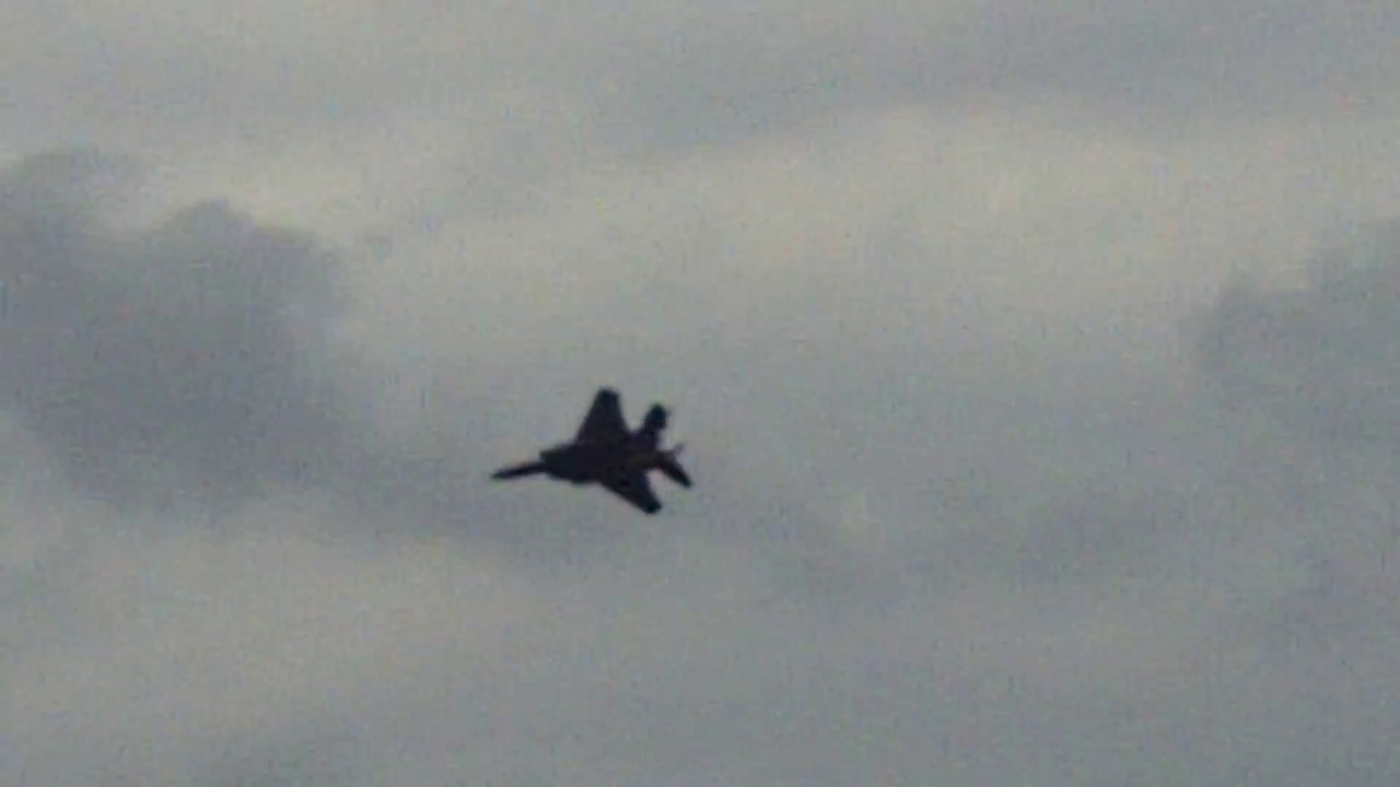 F-15 Aerobatics - 4 Point Roll / Stunt Plane in Spin - YouTube