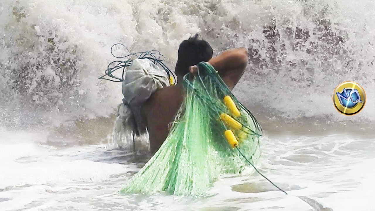 Vea como se pesca con red en Mares agitados - YouTube