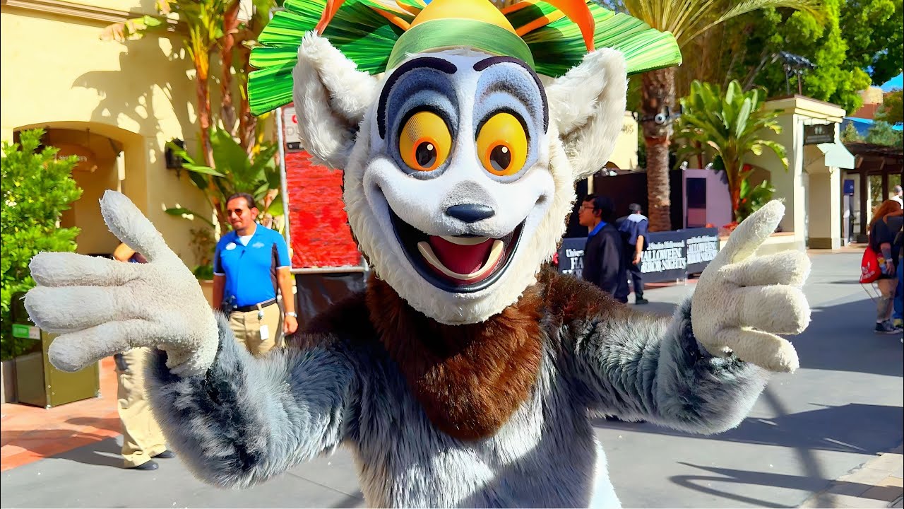 Meet Dancing King Julien - Universal Studios Hollywood Characters ...