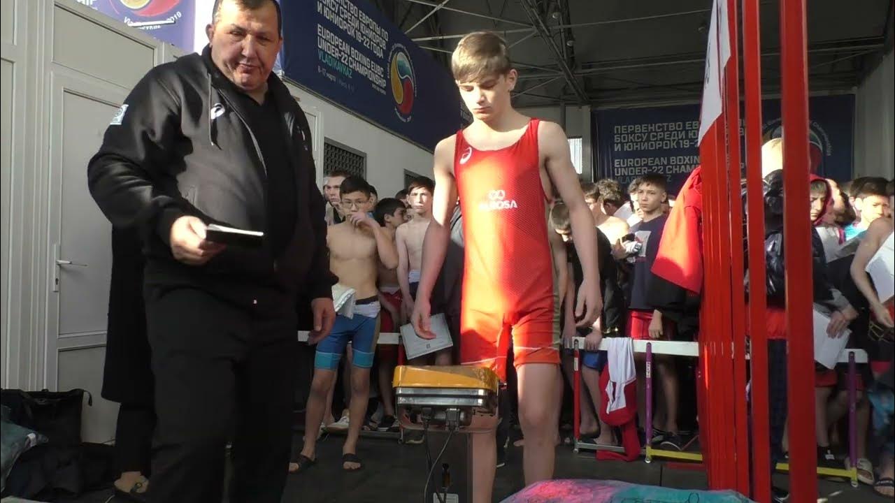 Взвешивание борцов до 48 и 52 кг на первенстве России 2024 среди юношей