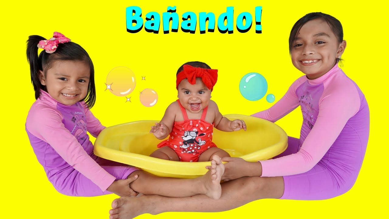 BAÑAMOS A NUESTRA HERMANITA | Las Leoncitas Kids - YouTube