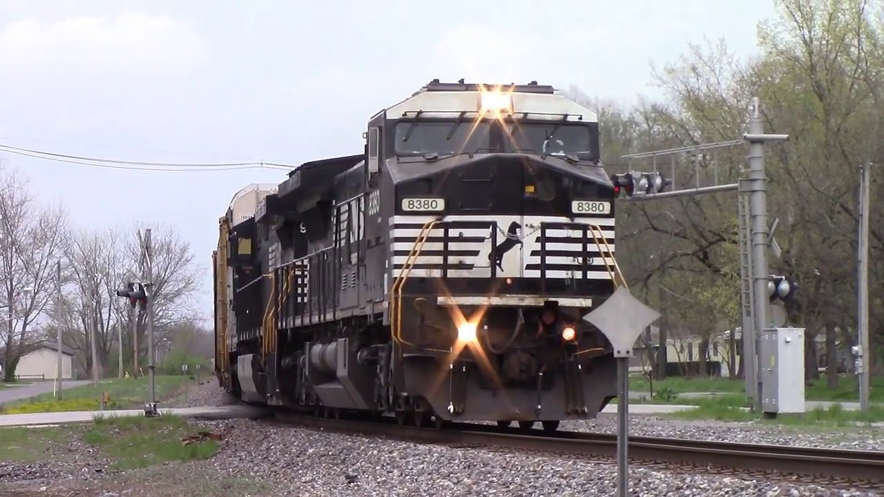 ex Conrail Dash 8 Wide Cab leads NS 112 - YouTube