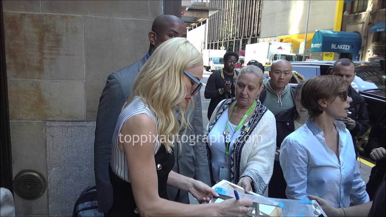 Kate Bosworth - SIGNING AUTOGRAPHS while promoting in NYC - YouTube