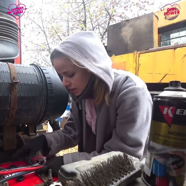 Девушка и страшные камазовские аккумуляторы. - YouTube
