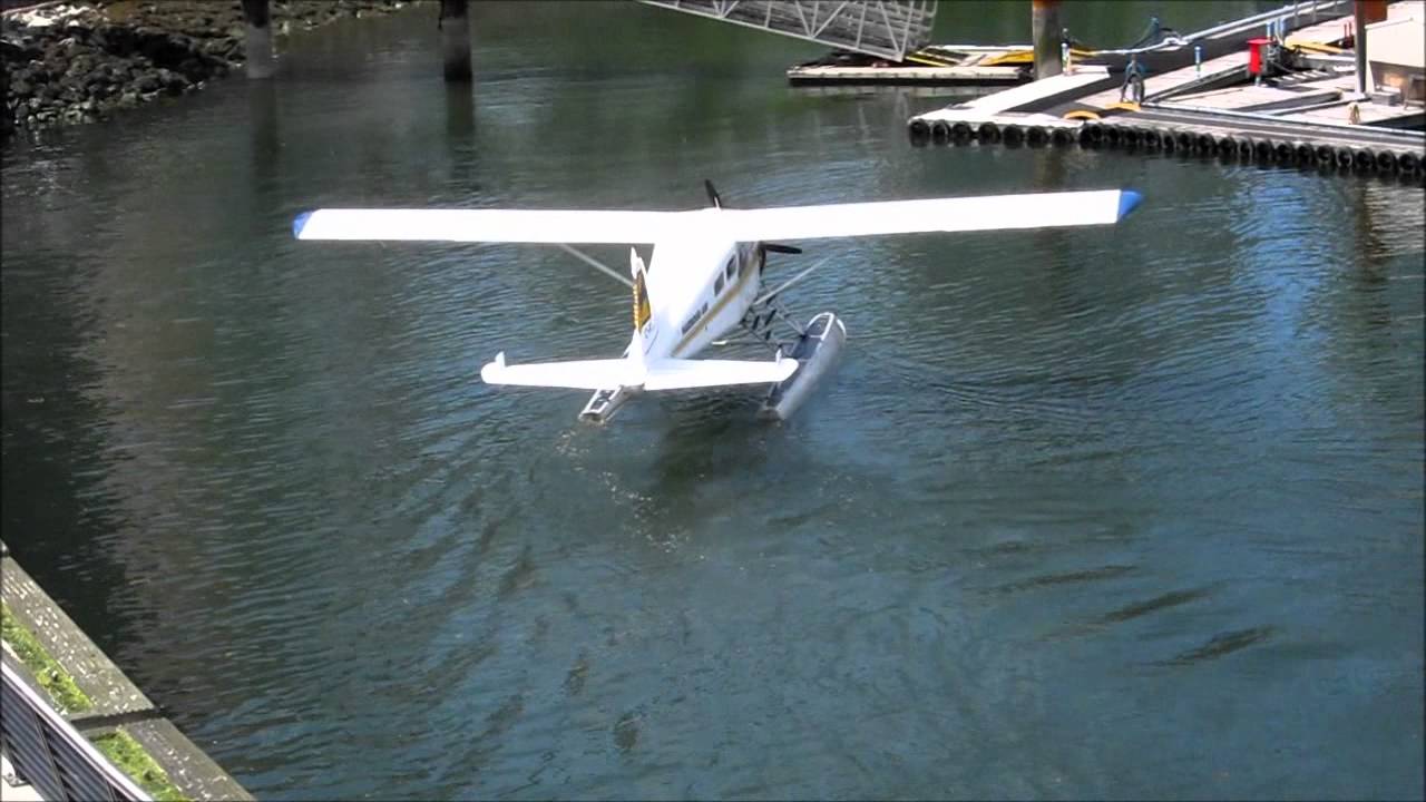 Beaver Float plane finally makes it to the dock - YouTube