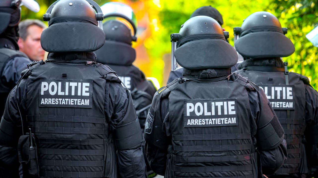 Arrestatieteam ingezet in Hilversum 👮 🔫 😱 - YouTube