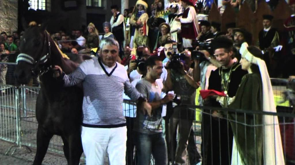 Contrada San Martino -Tratta dei Barberi 2012 - YouTube