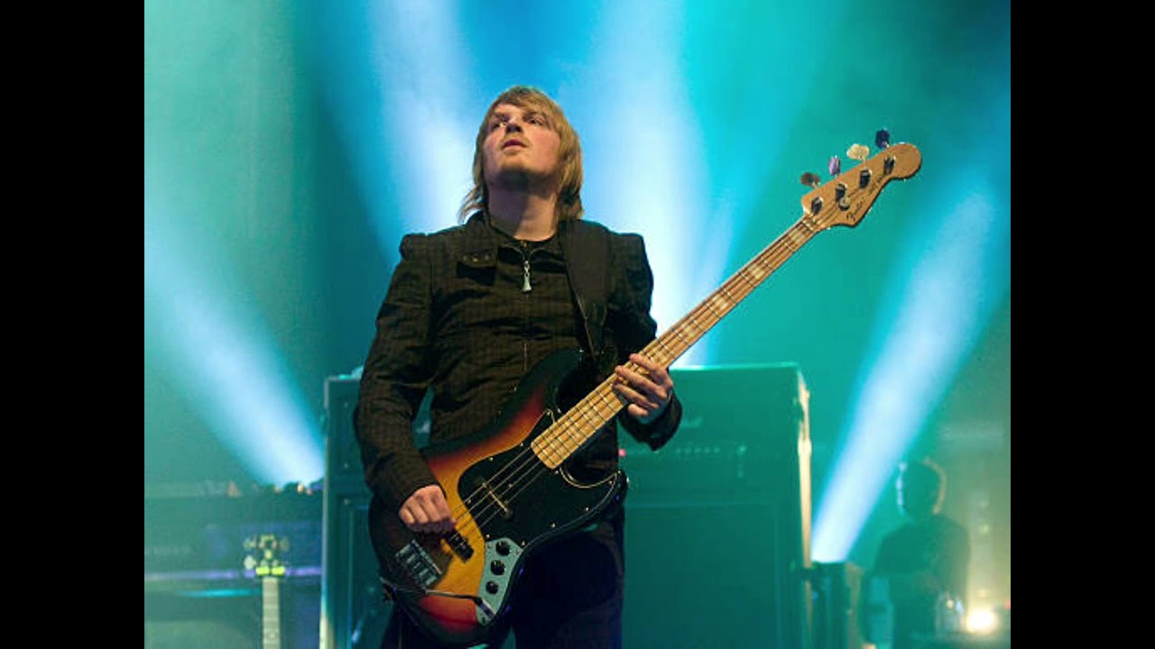 Kasabian - Fire (Live) - YouTube