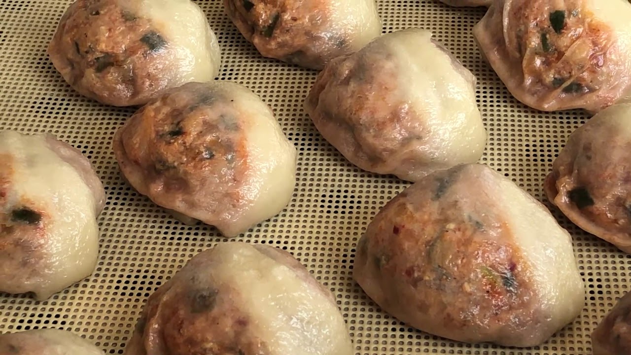 king size Mandu, steamed bun / Busan Jin Market /korea street food ...