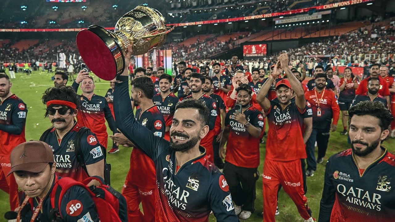 RCB team victory lap with trophy to thank RCB fans after winning IPL ...