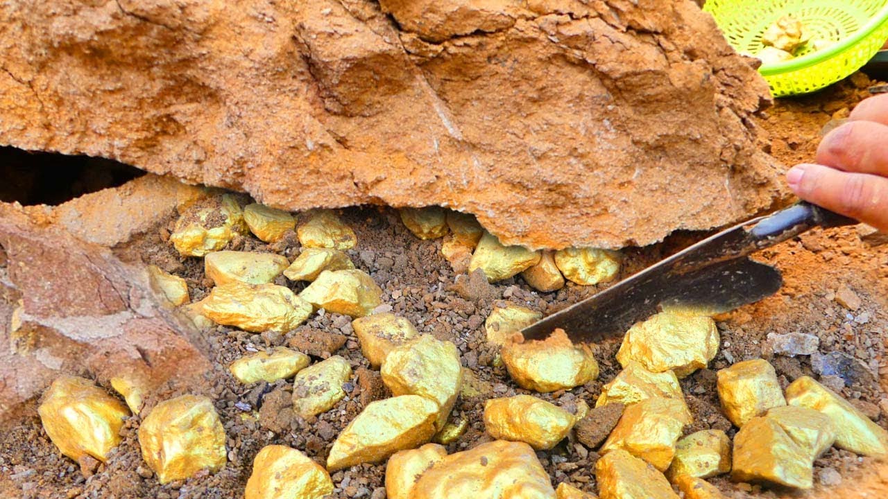 Gold Hunting! FOUND THE BIG GOLD NUGGETS! Digging for Gold Treasure ...