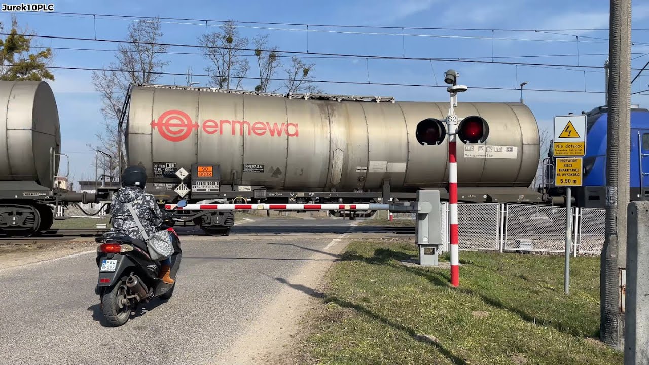 [4K] Przejazd kolejowy (SSP) P.O. Wólka // Polish Level Crossing - YouTube