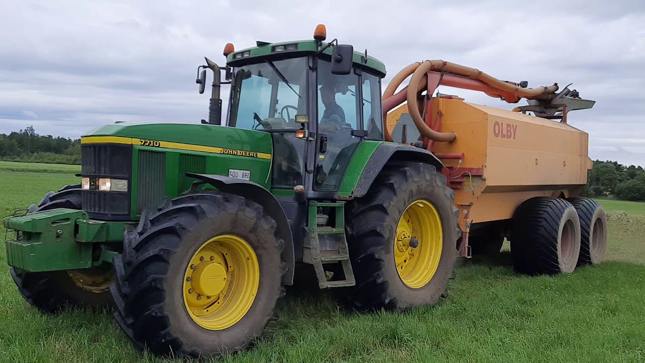 Shit spreading With John deere 7710 - YouTube
