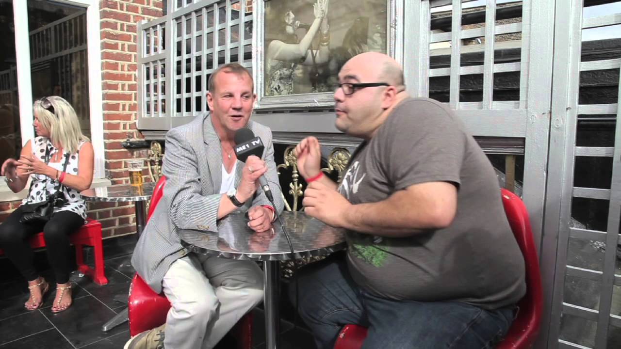 ME1 TV: Gary Shail & Erkan Mustafa sing Metal Mickey Theme - YouTube