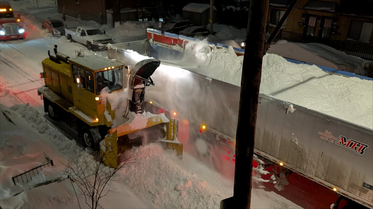 Larue 7460 powered by Detroit Diesel 12V71 after a 75cm snowfall in ...