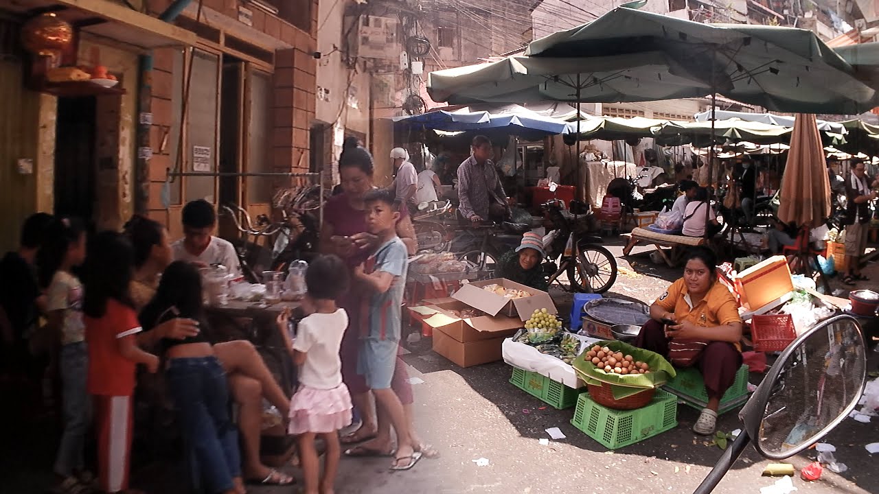 Discover life at the market and live in the small alleys around Orussey ...