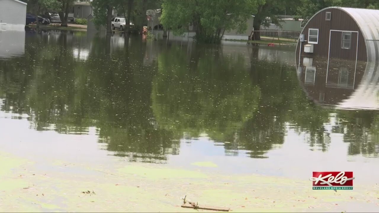 People in Mitchell deal with floodwaters - YouTube