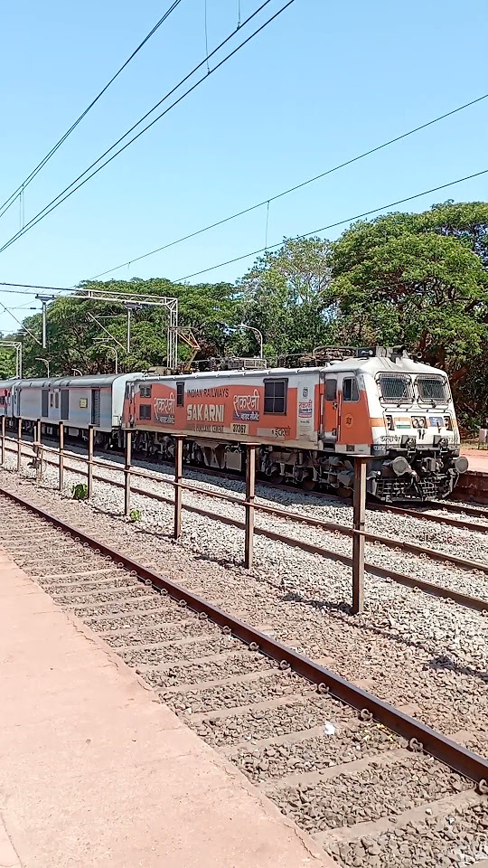 12618 NZM-ERS Mangala Lakshadweep Superfast Express arriving at Ratnagiri : Konkan Railways ...