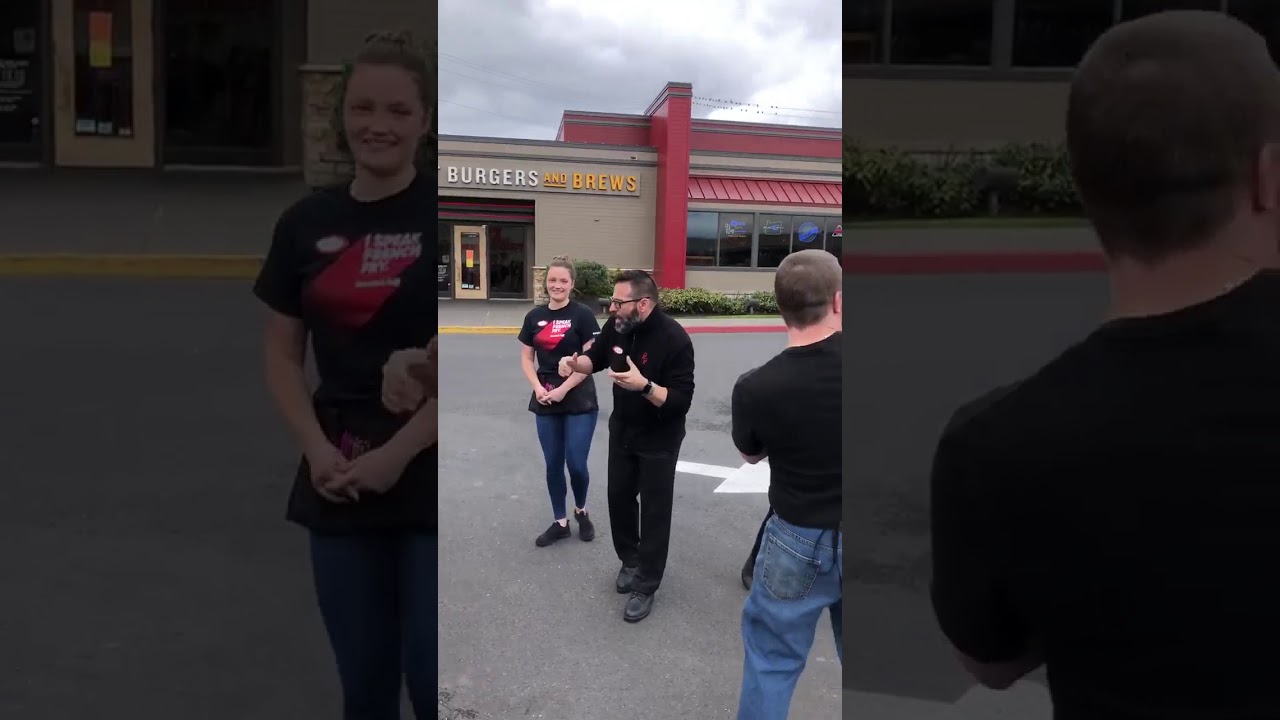 Red Robin employees give curbside 'happy birthday' performance - YouTube
