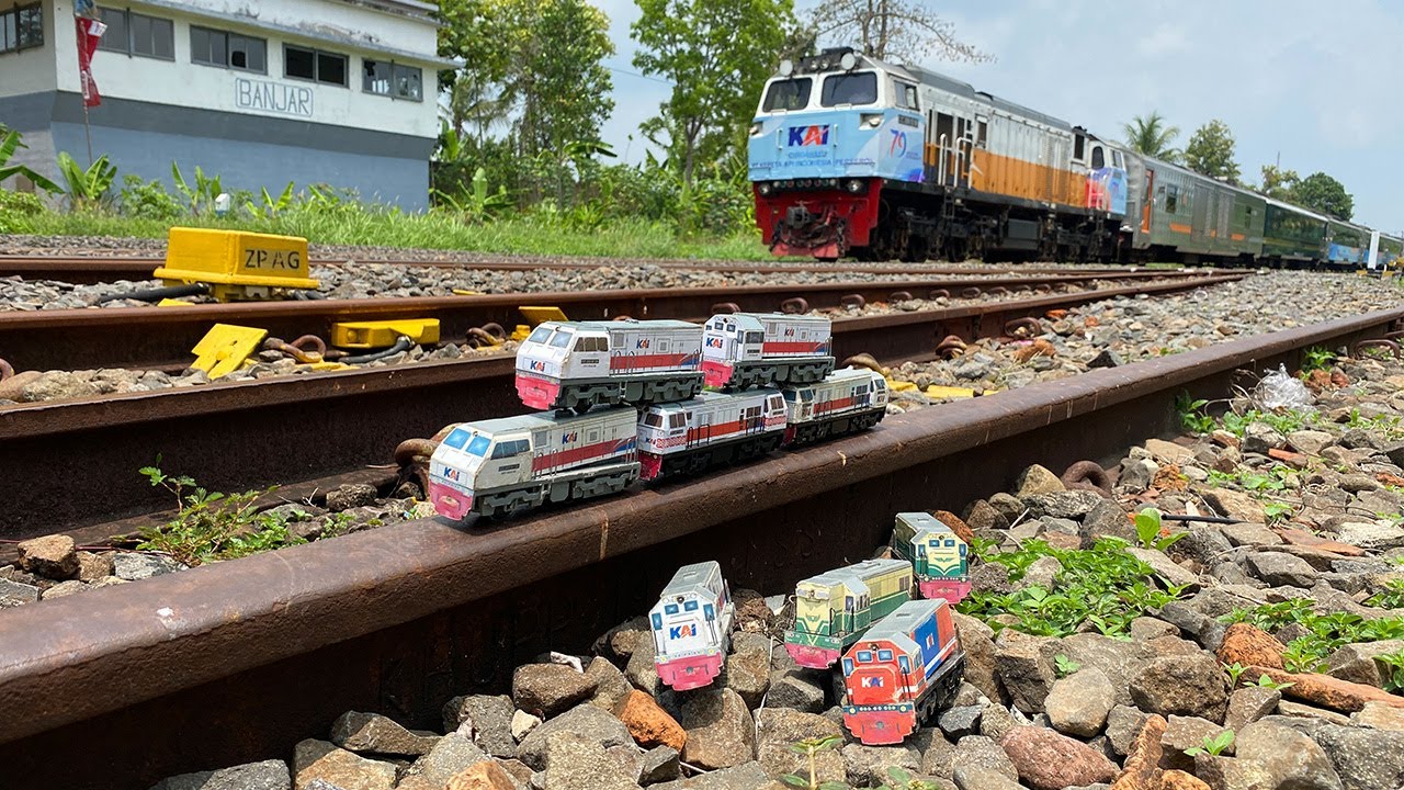 Drama Merakit Kereta Api Kayu Di Rel,CC203,CC201,CC206 Perumka Vintage ...
