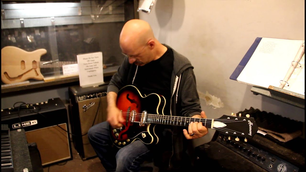 Gary Brawer Demo's a Harmony H66 Vibrajet Guitar With Tremolo - YouTube